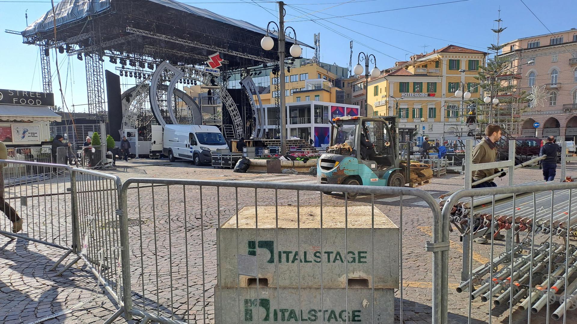 Barriere, varchi e transenne: scattati i lavori di rimozione. Il palco ...