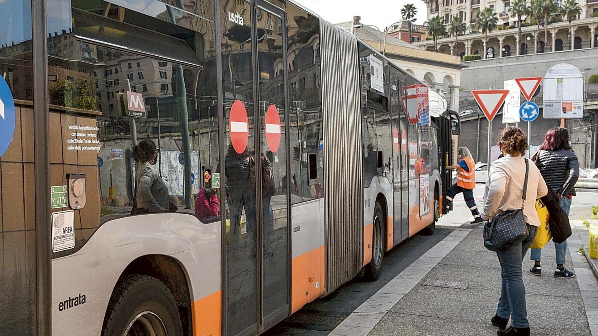 Genova, biglietto unico da 10 euro valido 24 ore per viaggiare sui ...