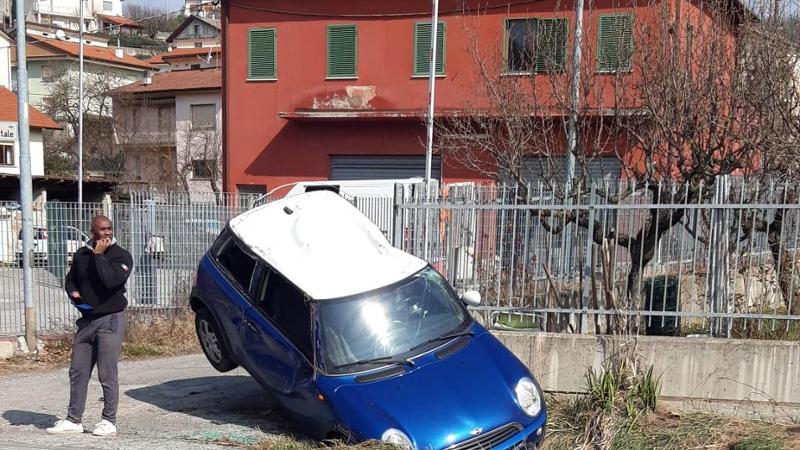 Carcare, donna si cappotta con l'auto in cunetta a bordo strada - Il ...