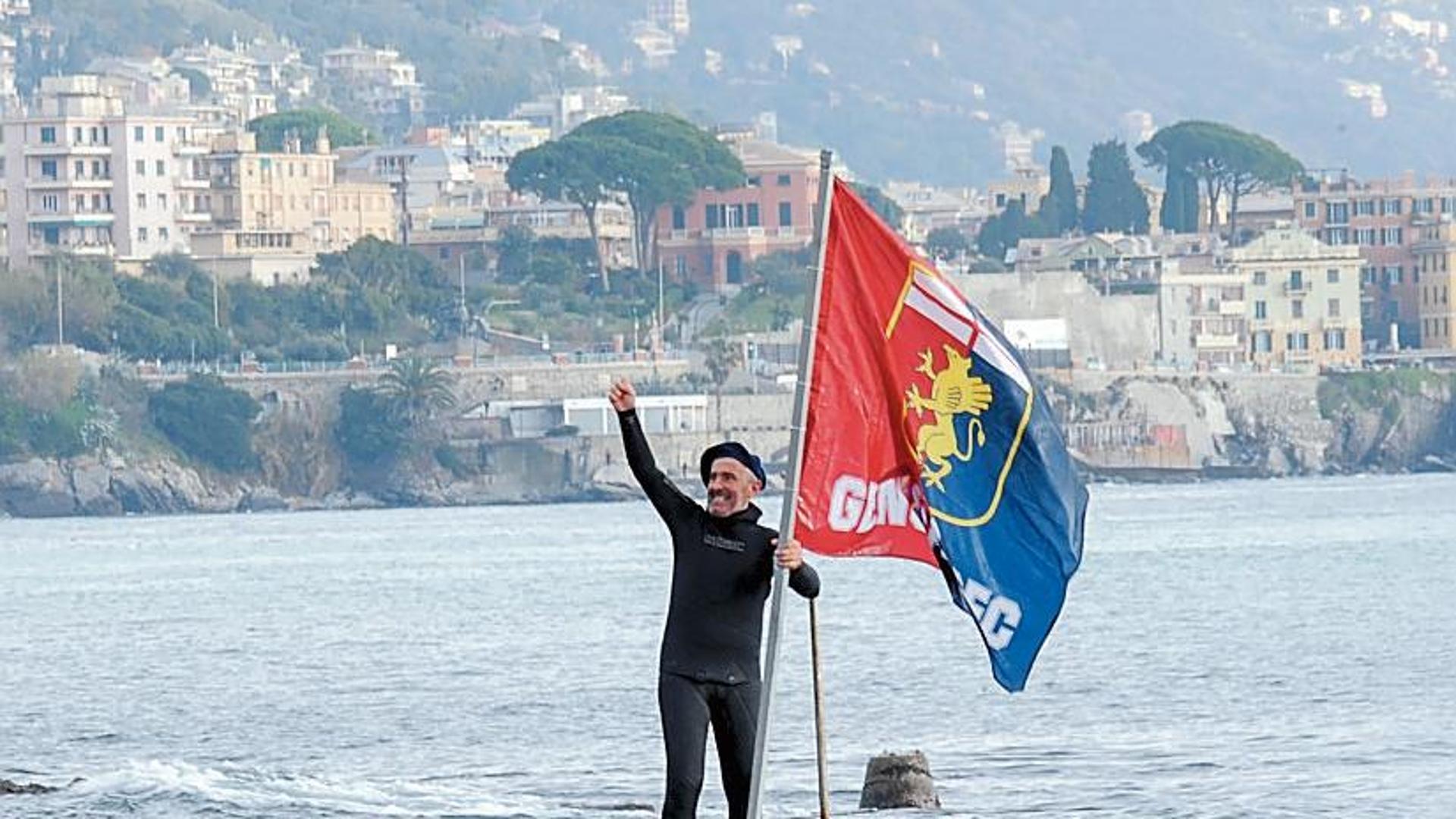 Bandiera del Genoa sullo scoglio di Boccadasse, i pescatori scagionati ...