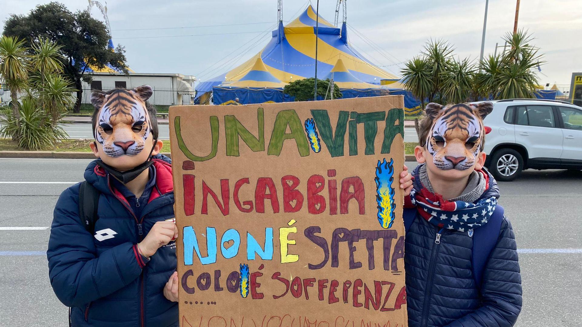 E’ arrivato il circo a Genova, protesta degli animalisti: “Il loro ...