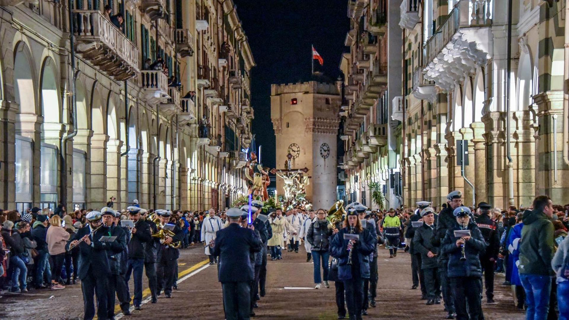 Processione, migliaia in strada: fede e arte emozionano la città - Il ...