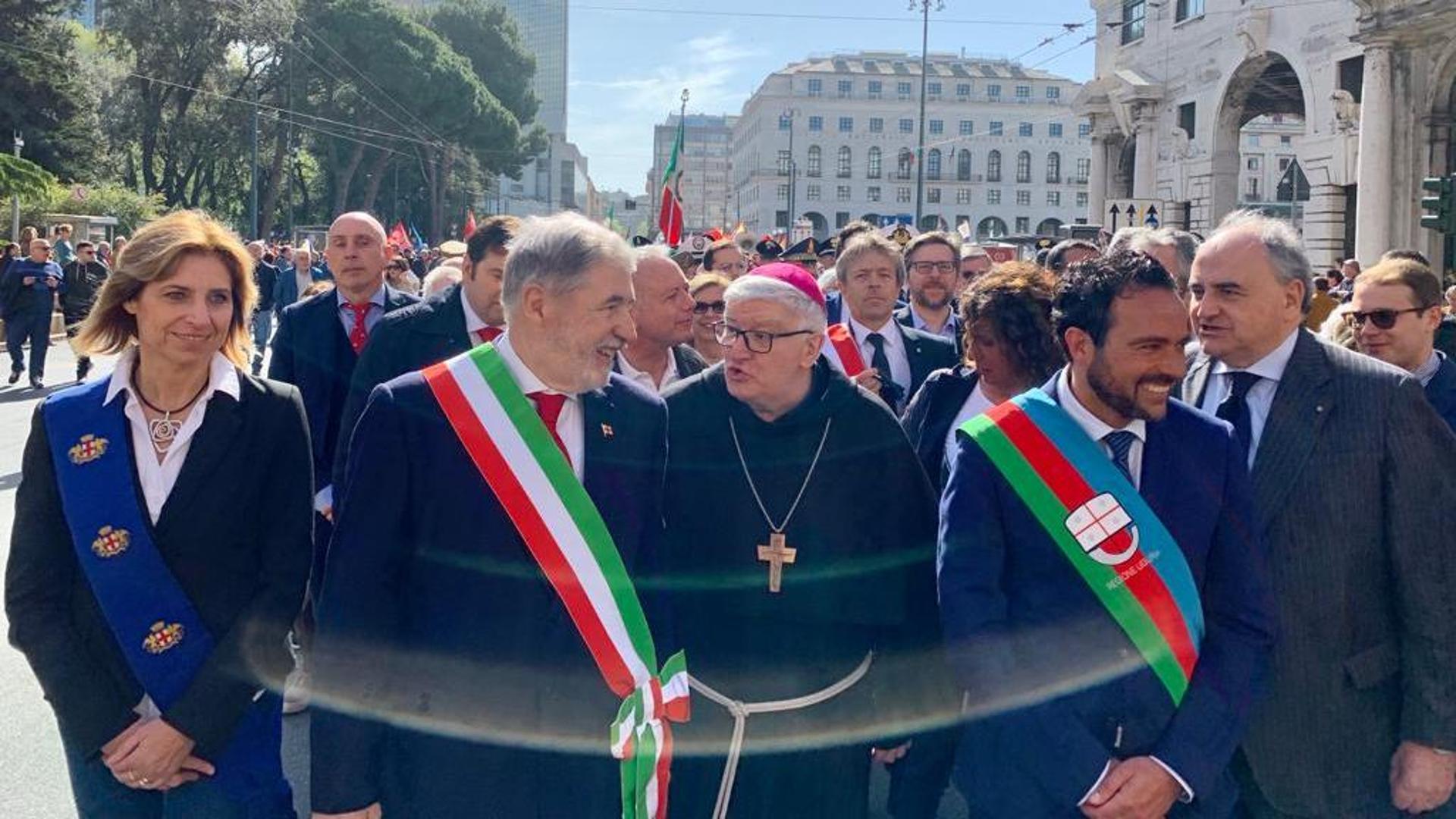 25 Aprile, le celebrazioni a Genova: l'omaggio ai caduti e il corteo ...