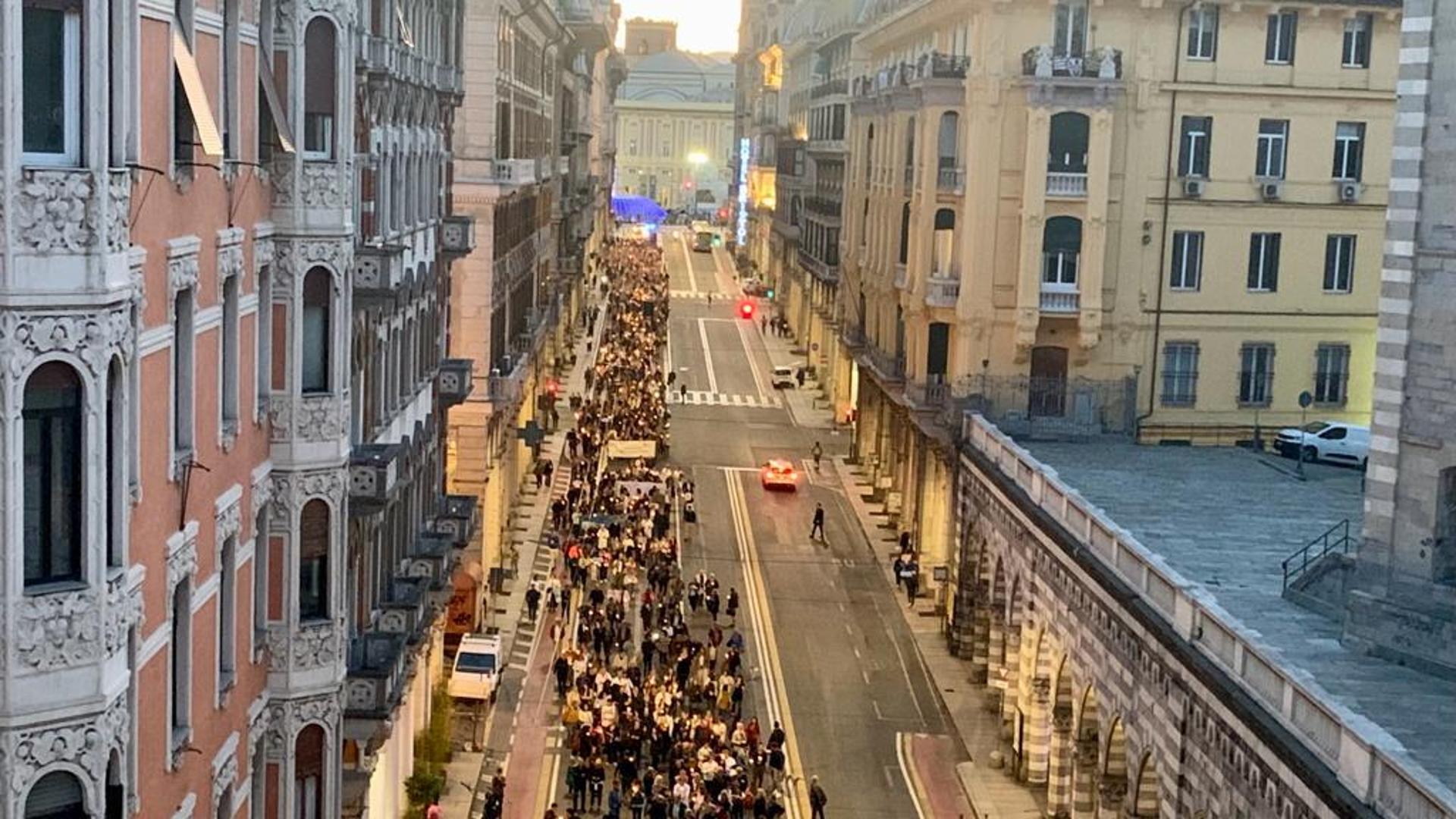 Lavoratori sanitari in corteo in centro a Genova per dire no ai casi di ...