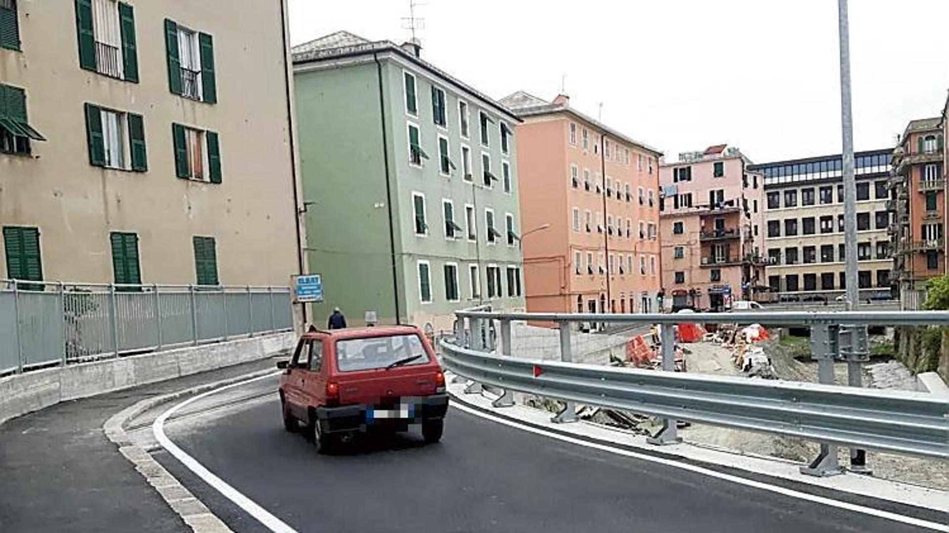 Genova, riaperto dopo tre anni il ponte obliquo di Sestri Ponente - Il ...