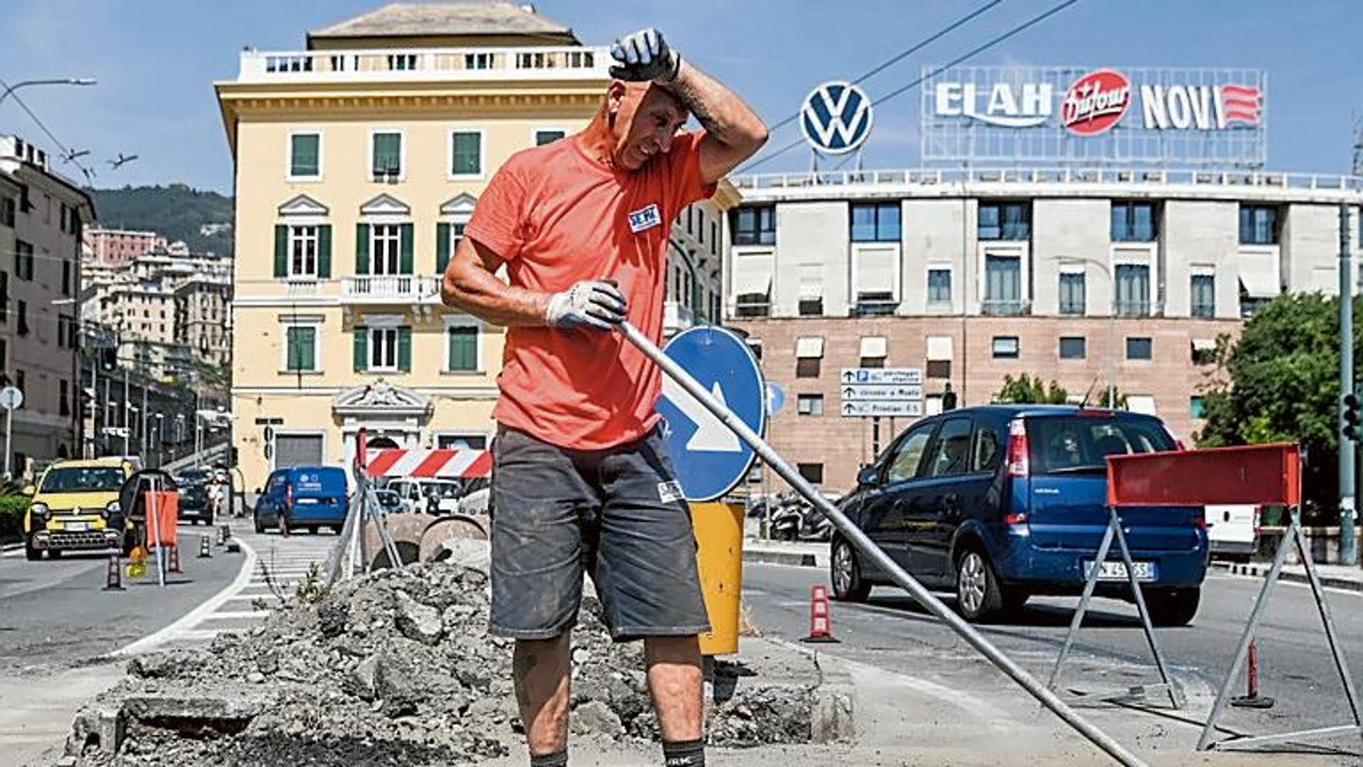 Che afa fa: così i lavoratori genovesi si difendono dal caldo - Il ...