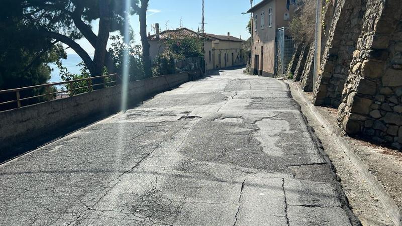 Buche, dossi e avvallamenti: strade-trappola per le moto - Il Secolo XIX