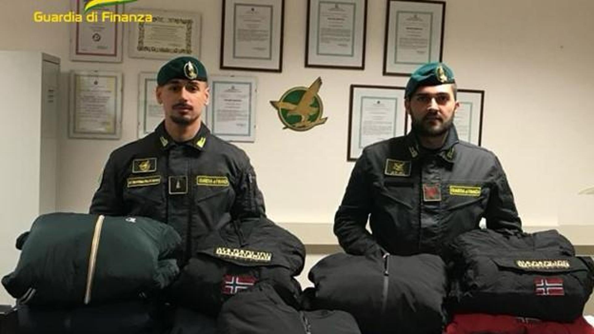 Varazze, la Finanza sequestra capi di abbigliamento e accessori con il ...