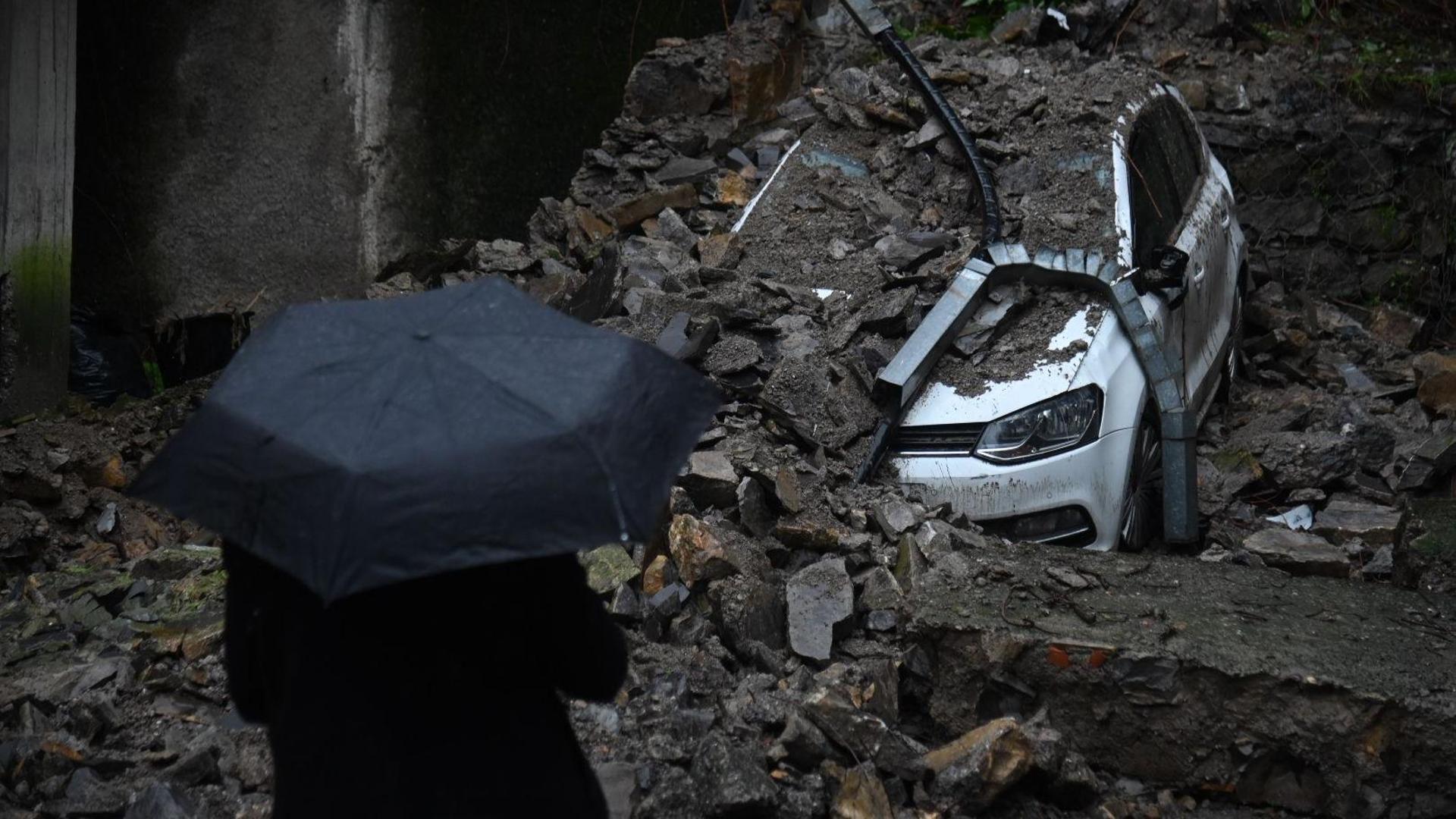 Maltempo a Genova, crolla un muraglione nel cortile della Contubernio D ...