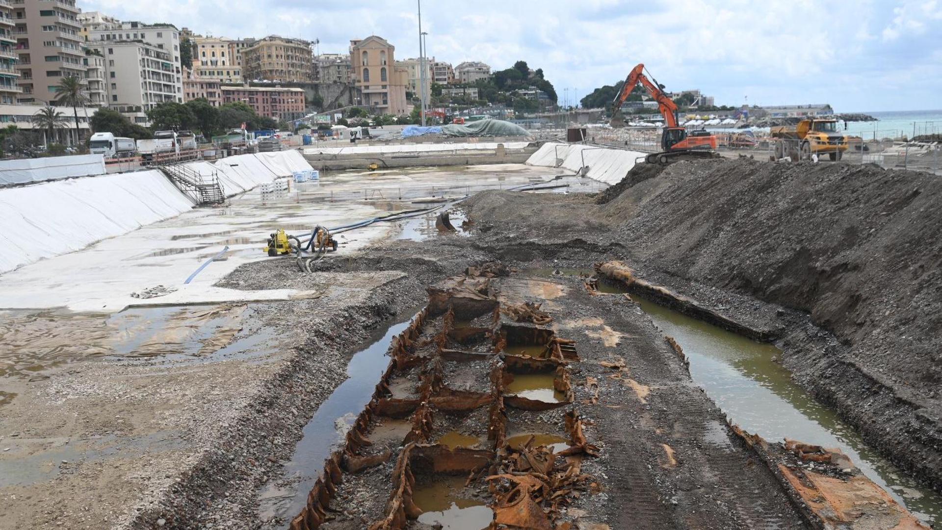 Le foto della nave fantasma "riemersa" dal cantiere in piazzale Kennedy ...