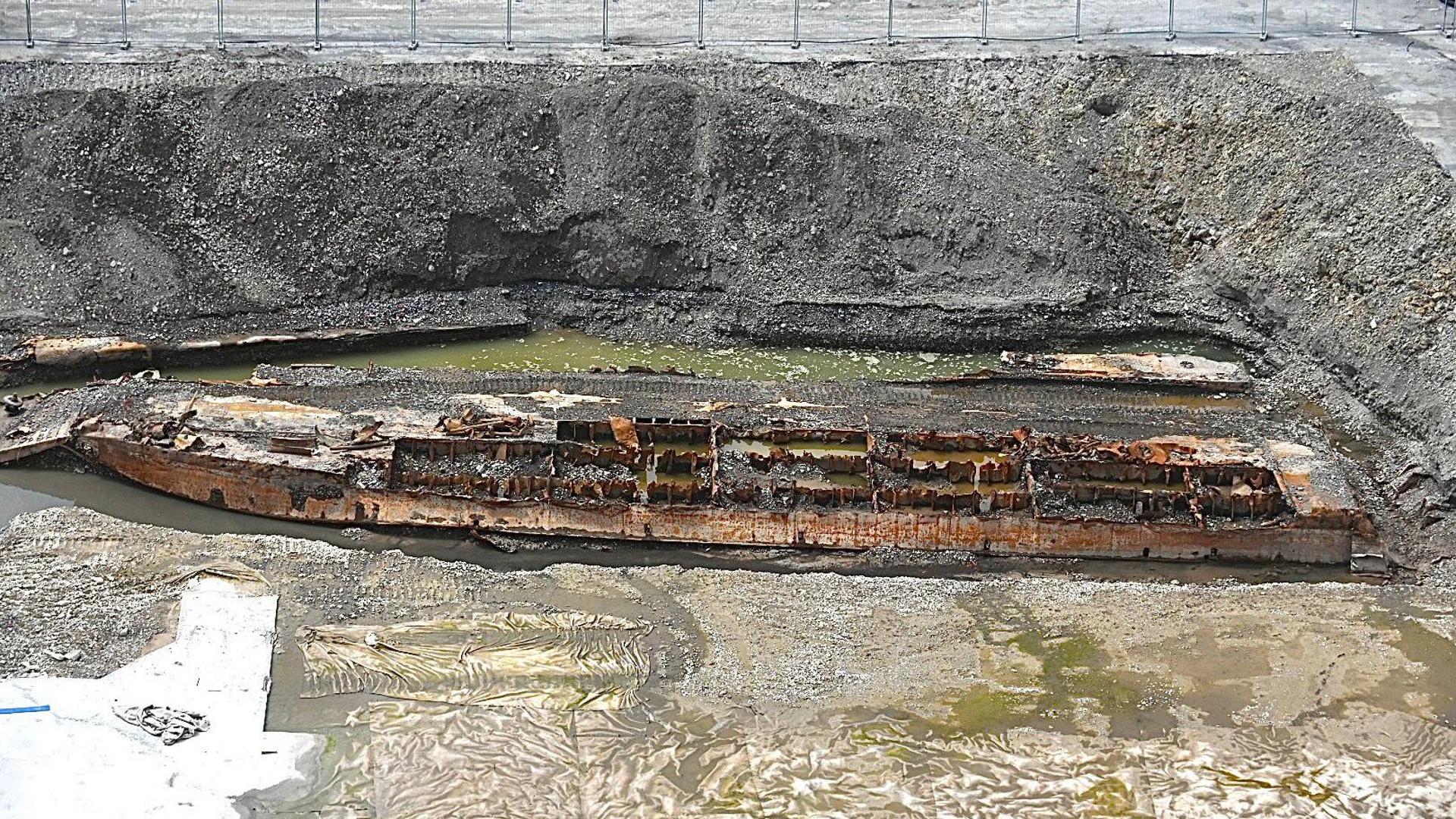 Le foto della nave fantasma "riemersa" dal cantiere in piazzale Kennedy ...
