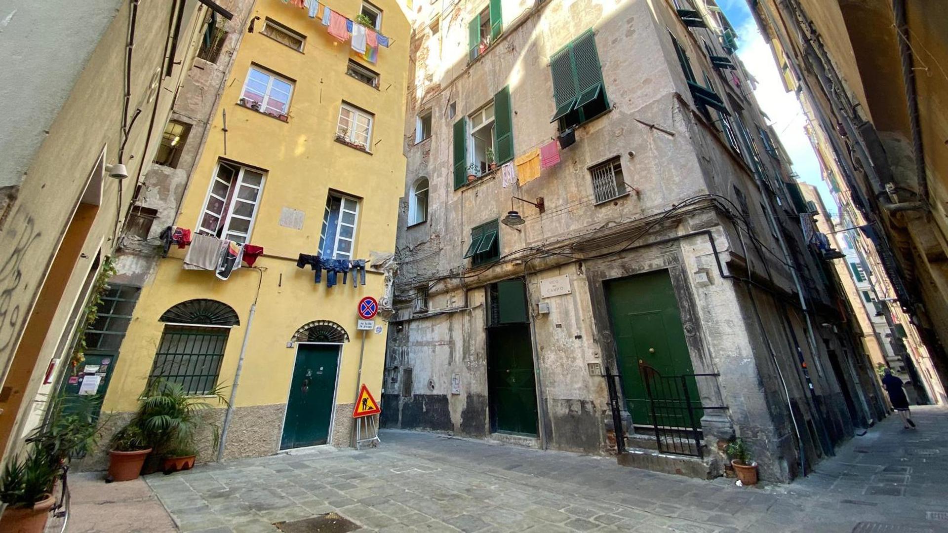 Donna trovata morta in casa a Genova, una testimone rivela: “Era viva ...