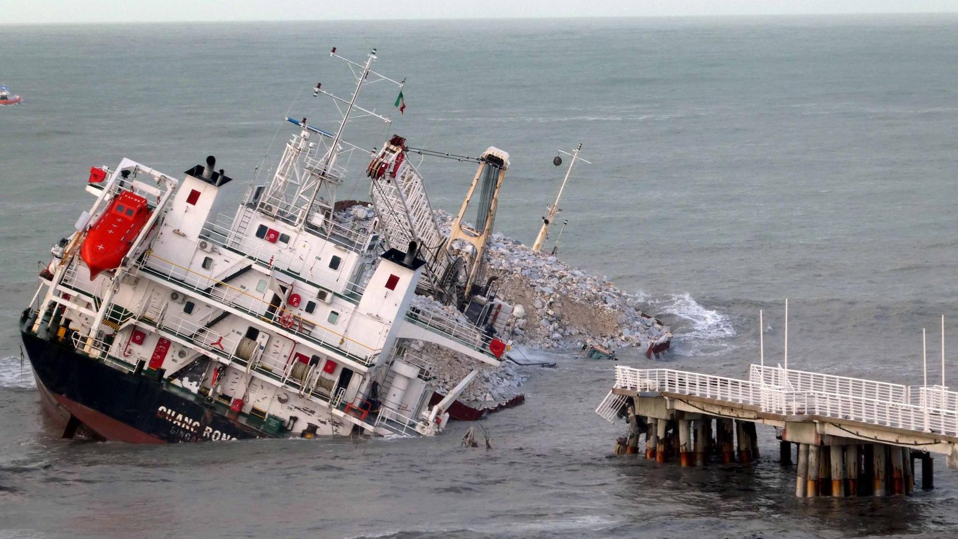 La nave arenata a Massa era stata affittata da Fincantieri per i lavori ...