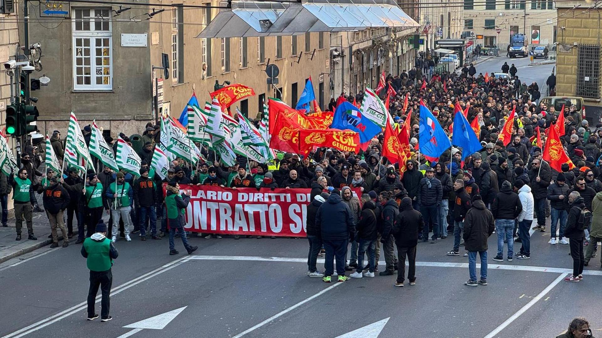 Metalmeccanici genovesi, mattinata di sciopero e corteo. Lancio di uova ...