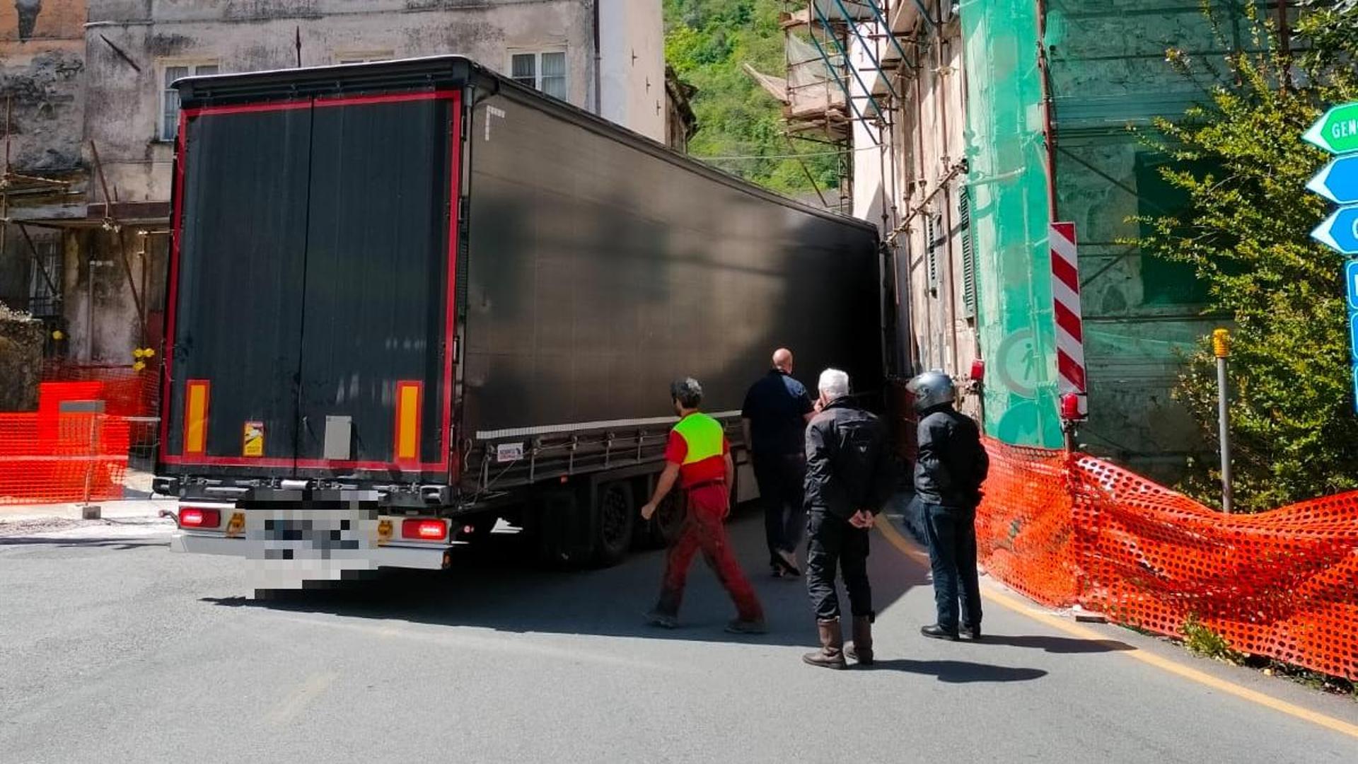 Camion incastrato nella strettoia di Mezzanego, la statale 586 resta ...