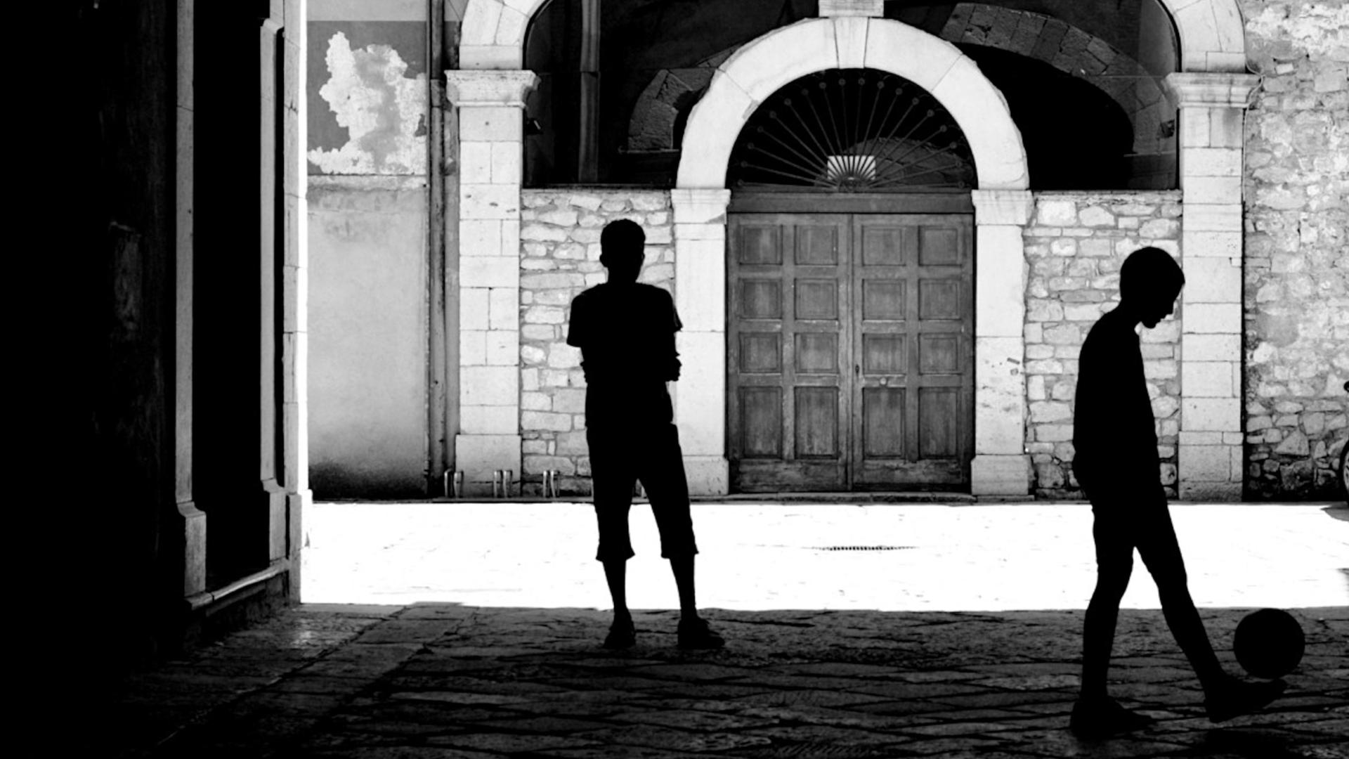 Campi d’asfalto e squadre senza divise: il calcio ricerca il talento ...