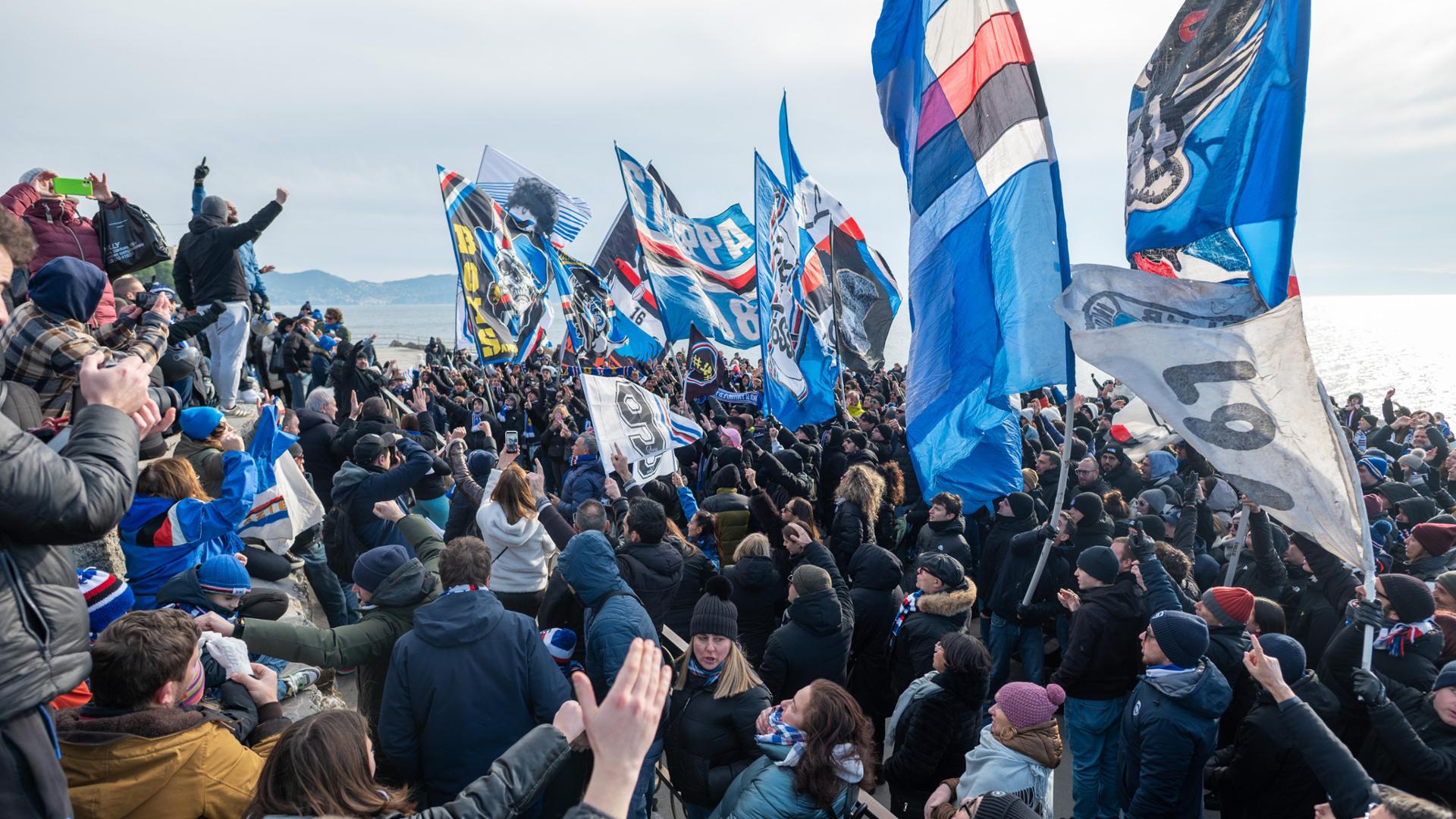 Genova, oltre mille tifosi della Samp a Quinto per ricordare Vialli ...