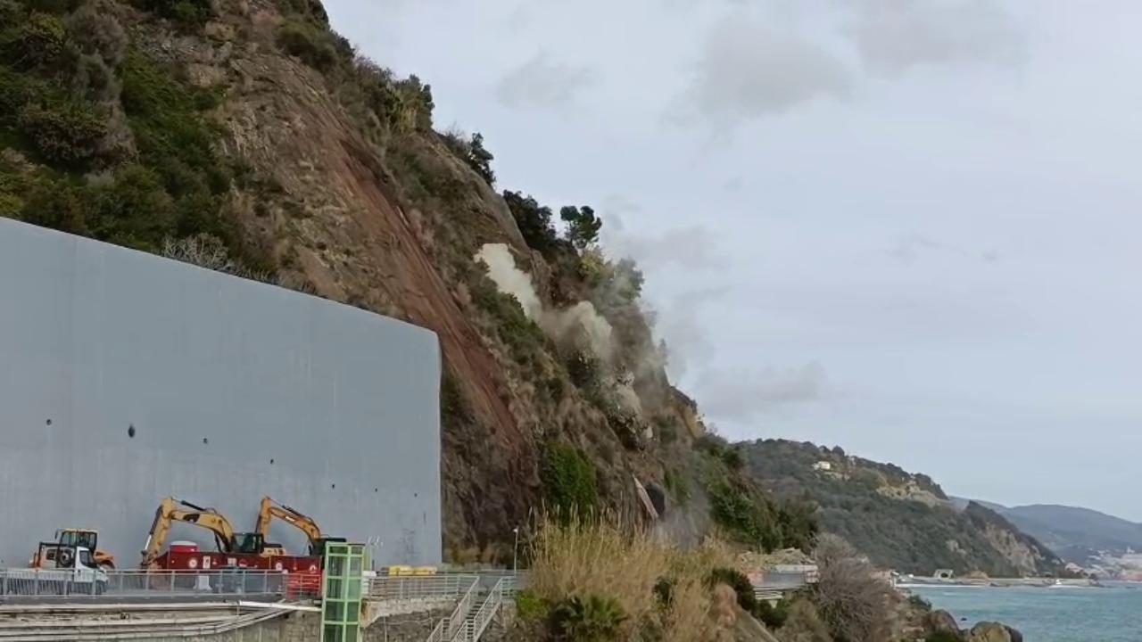 Arenzano, il momento dell'esplosione della roccia - Il Secolo XIX