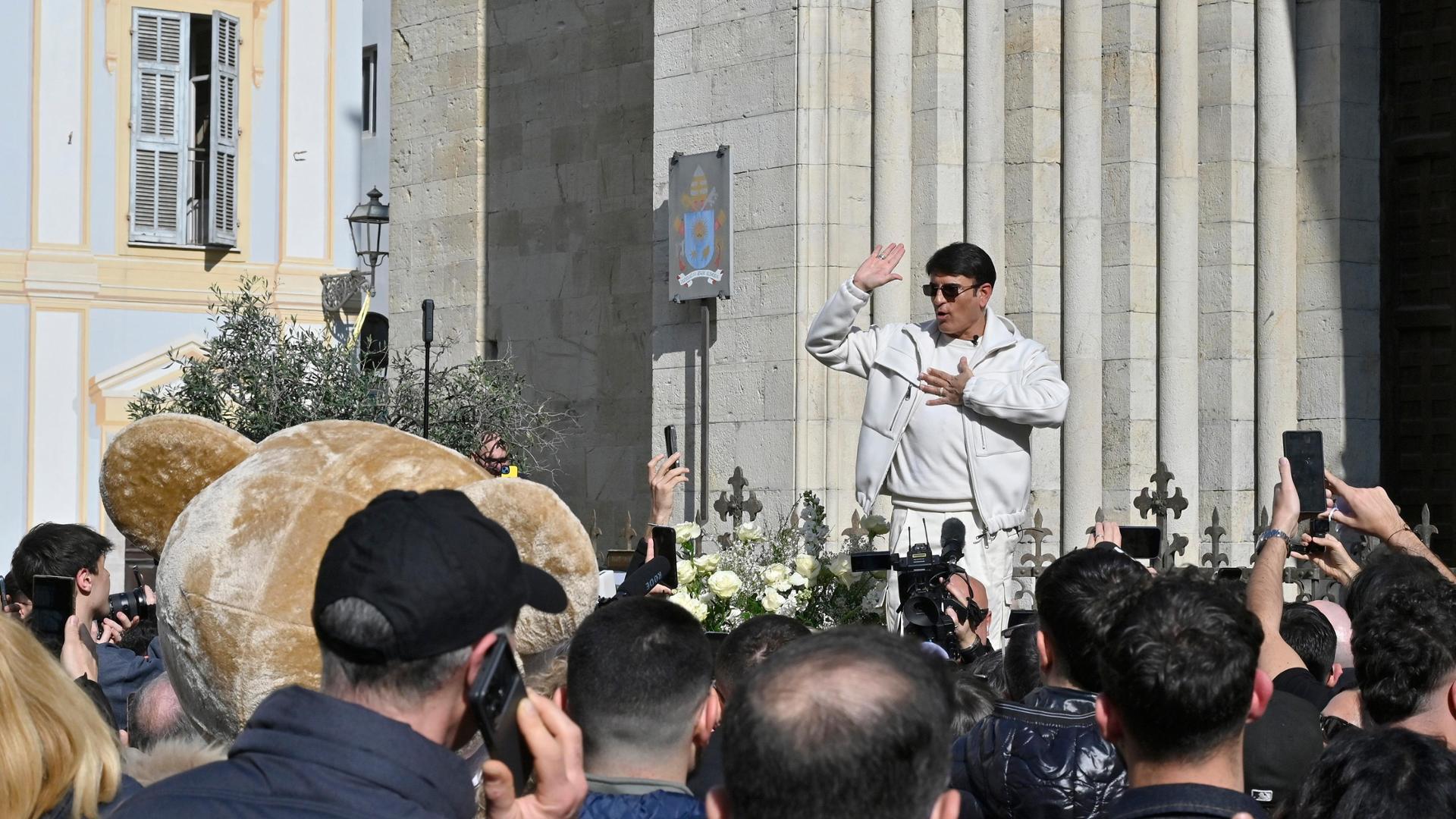 Flash mob di Sal Da Vinci, lancia fiori e raccoglie promesse di ...