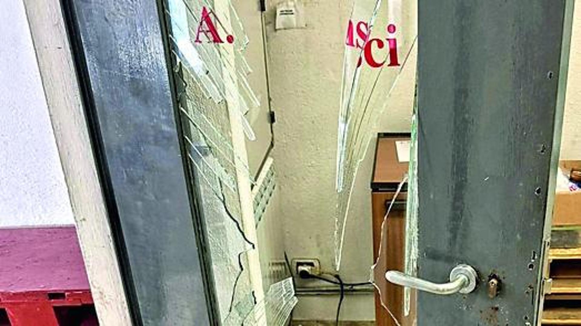 Chiavari, vandali in azione nella sede del Partito Democratico - Il ...