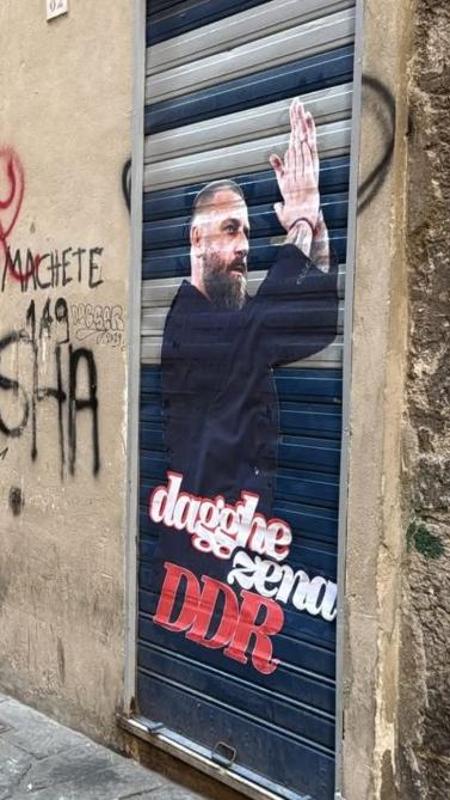 De Rossi ispira la street art: “Simbolo del calcio di una volta” - Il ...