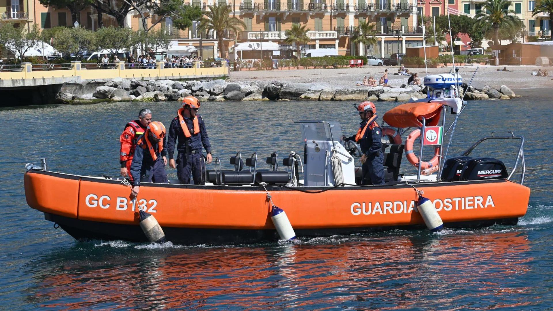 Sestri Levante, la Guardia Costiera rimuove un ciclomotore semisommerso ...