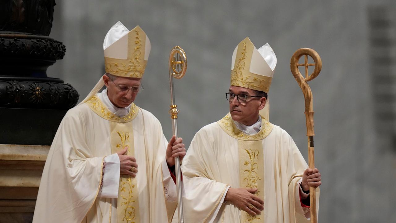 Monsignor Marini ordinato vescovo dal Papa, dalla diocesi di Tortona ...