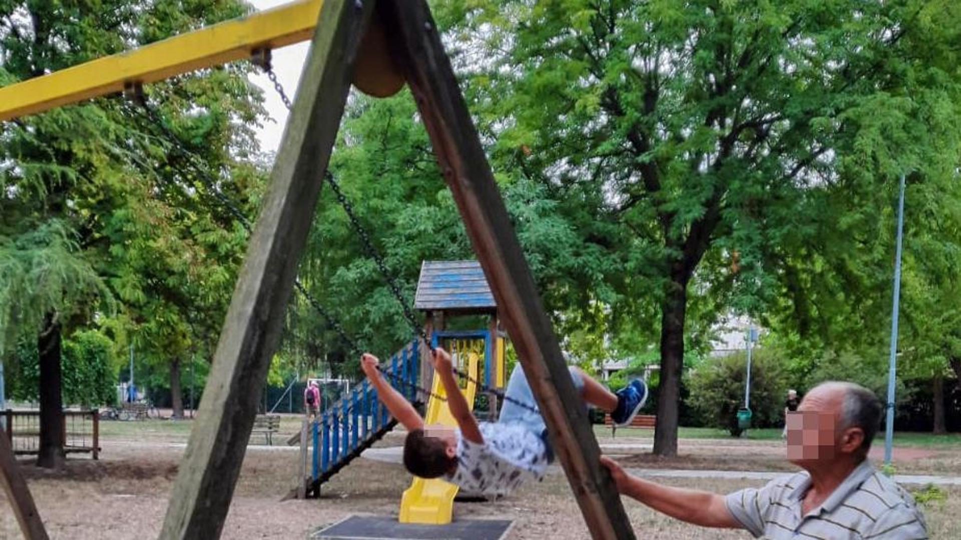 Parco, allarme delle famiglie «Instabili i pali delle altalene» - La ...