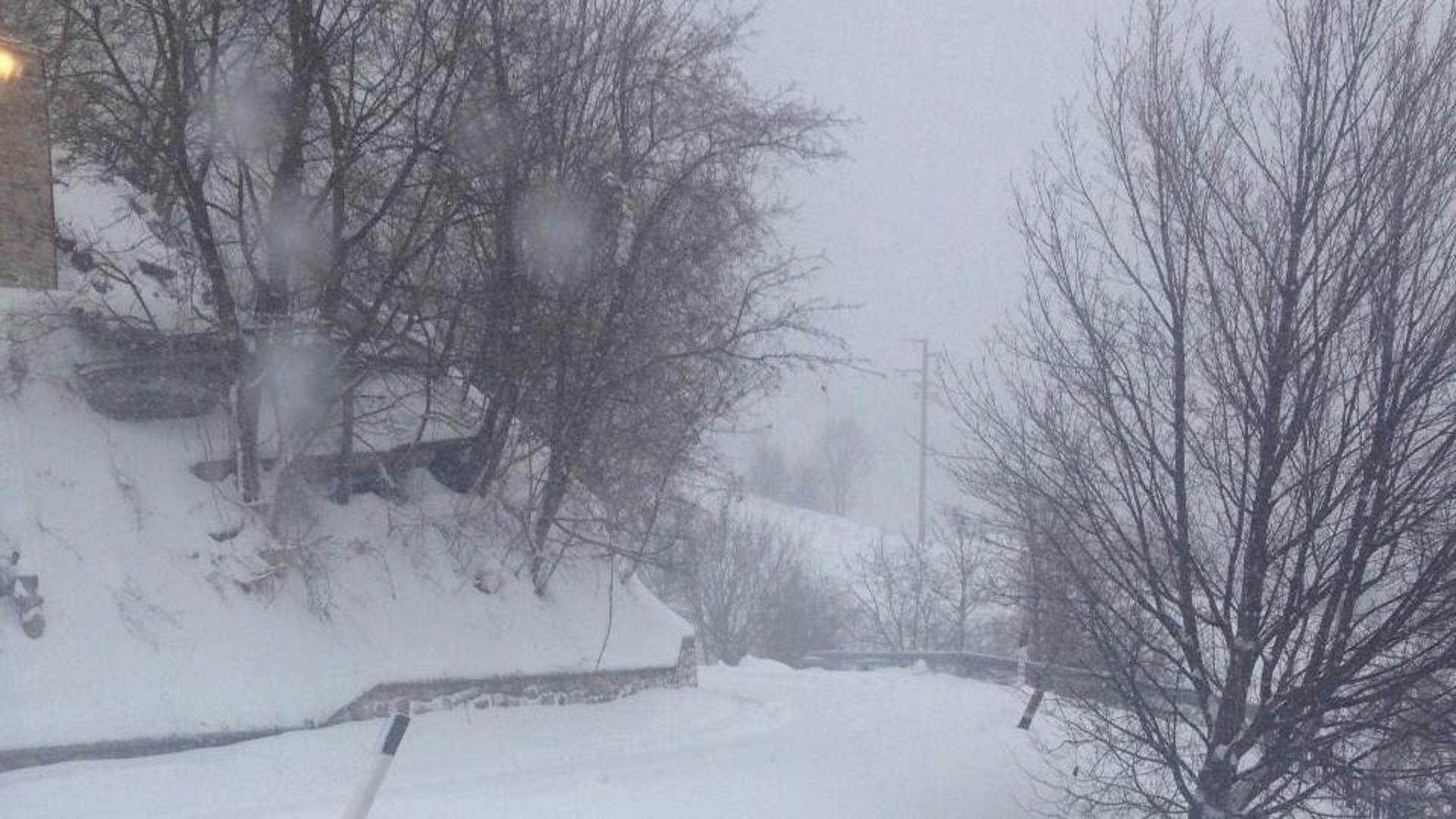 Bufera di neve nel pomeriggio a Pietragavina, tutto sotto controllo nel ...