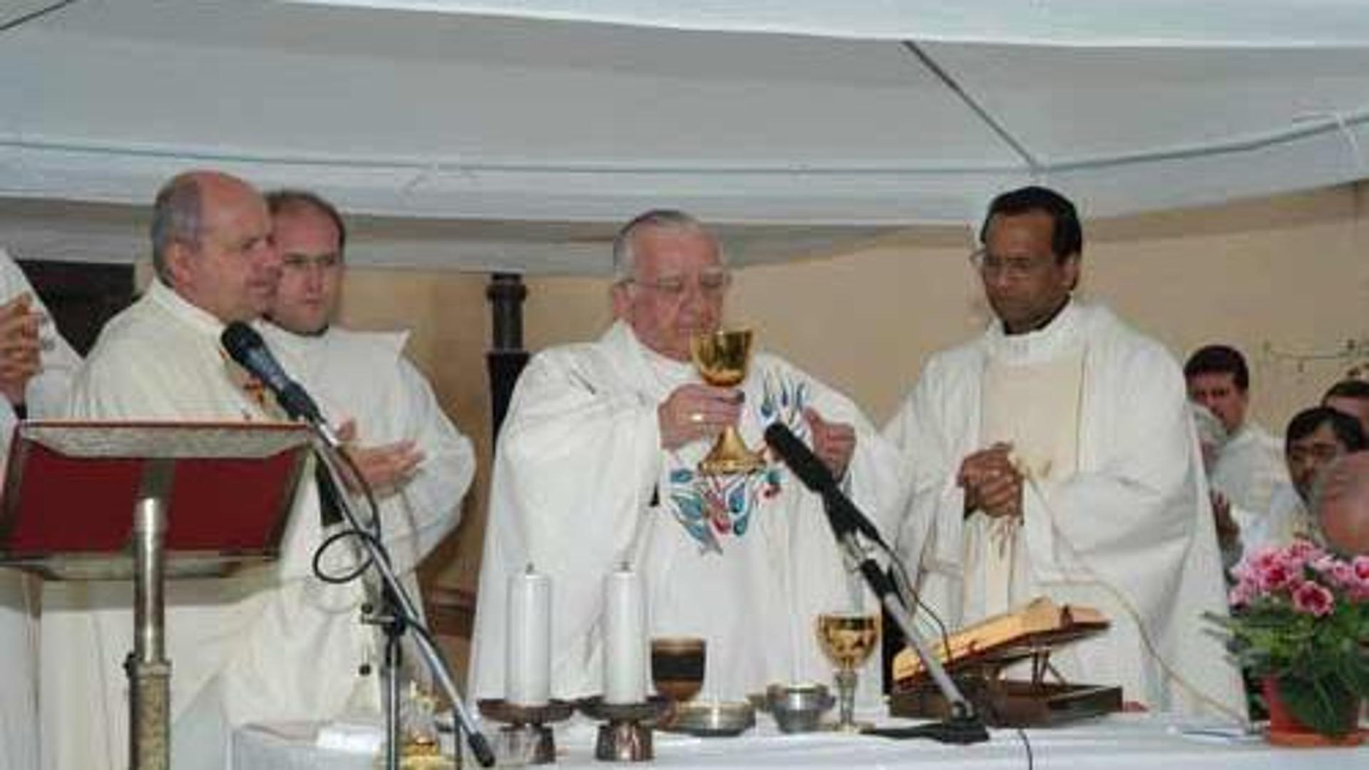 Addio a monsignor Pescarolo da parroco di Robbio a vescovo - La ...