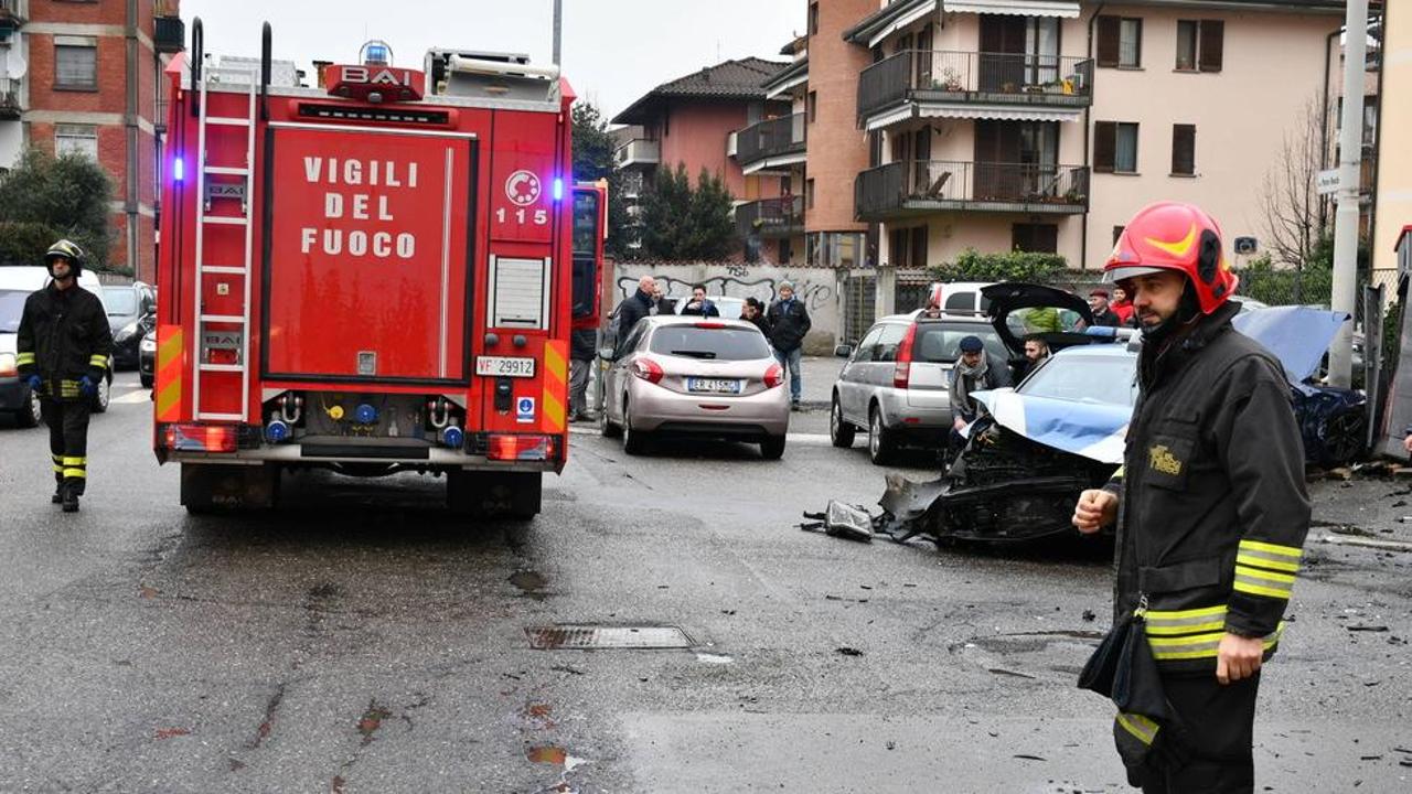 Pavia, via Ferrini: scontro frontale tra una Bmw e una volante della ...