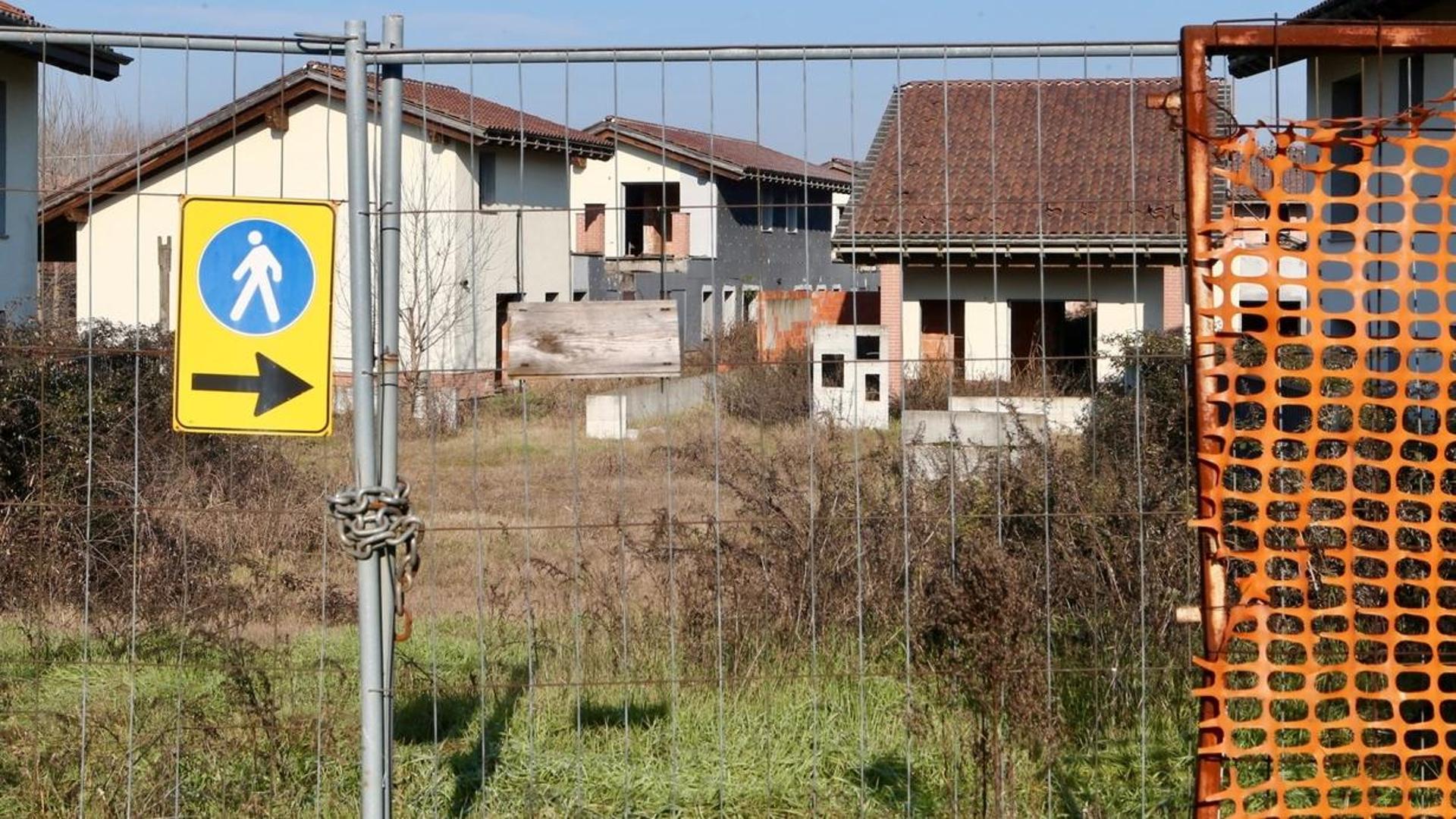 Parte la bonifica del complesso in via delle Rose - La Provincia Pavese