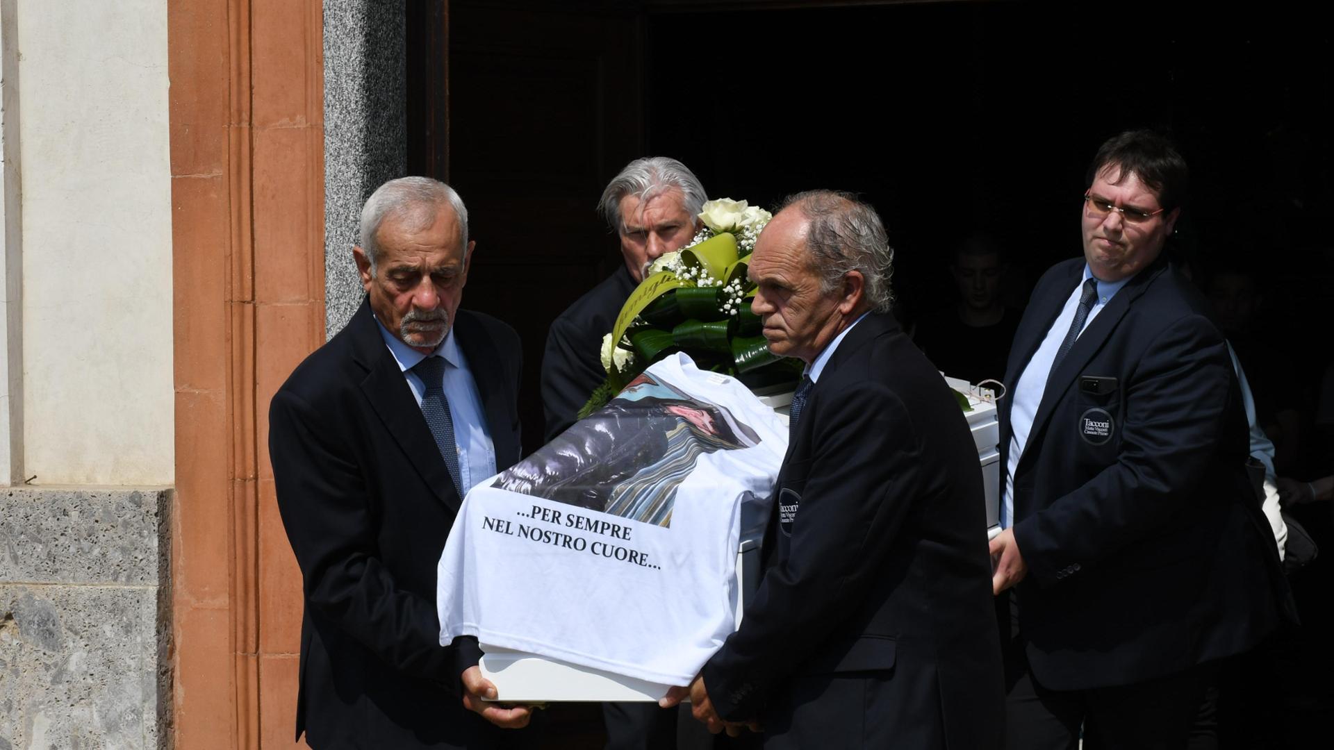 Palloncini in volo e lacrime per Manuel. Gli amici: «Eri il nostro ...