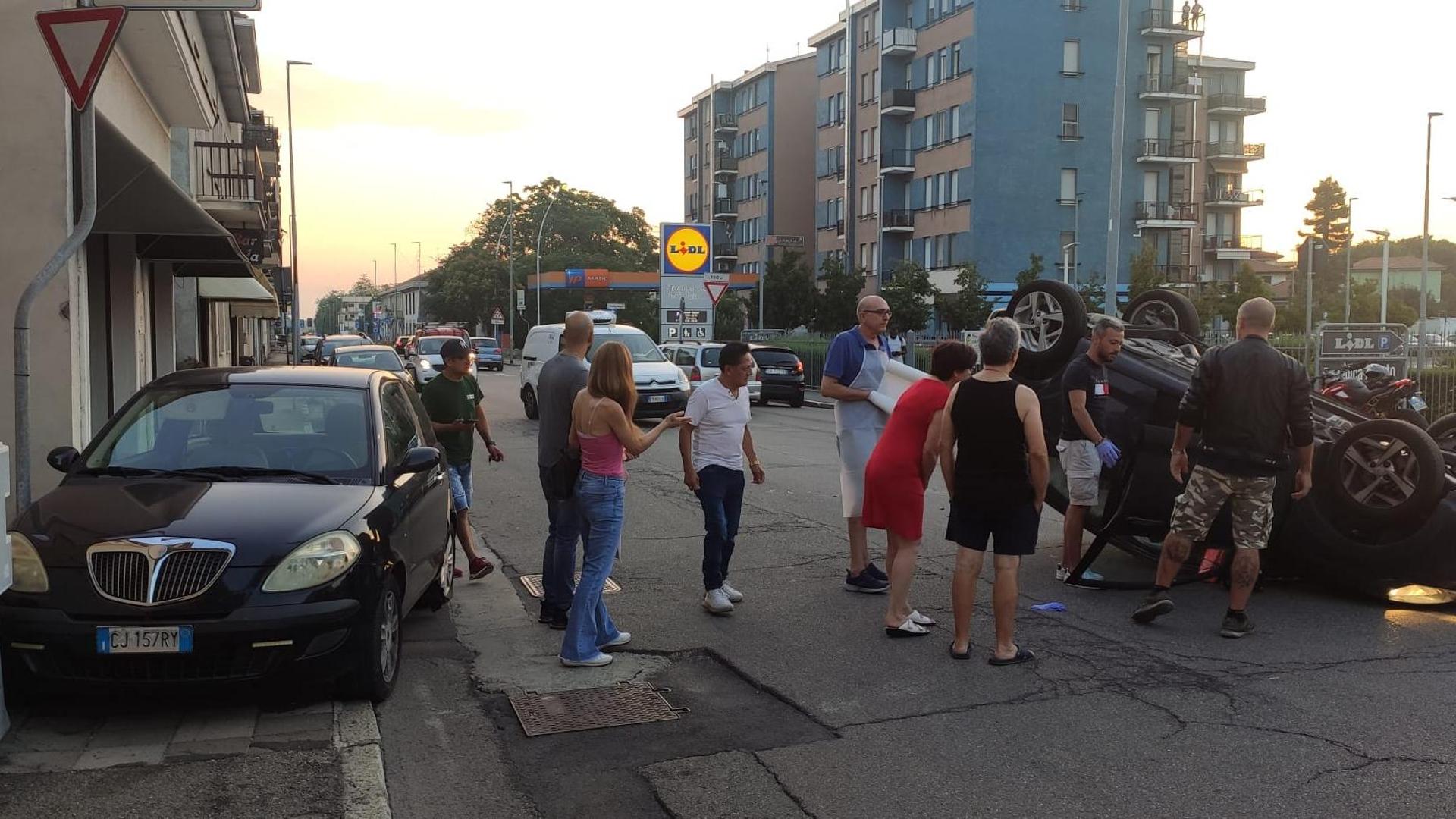 Vigevano, auto ribaltata in corso Milano vicino al supermercato - La ...