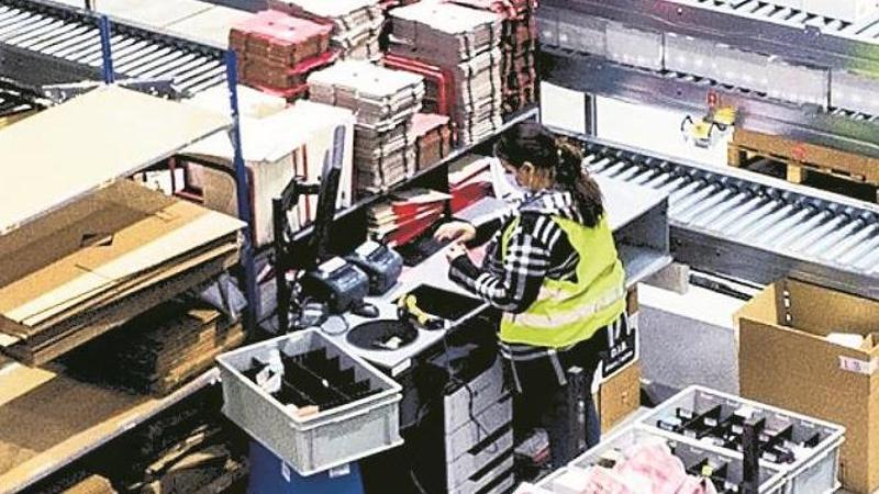 Lavoro nelle logistiche, magazzinieri e addetti ai servizi di pulizia i ...