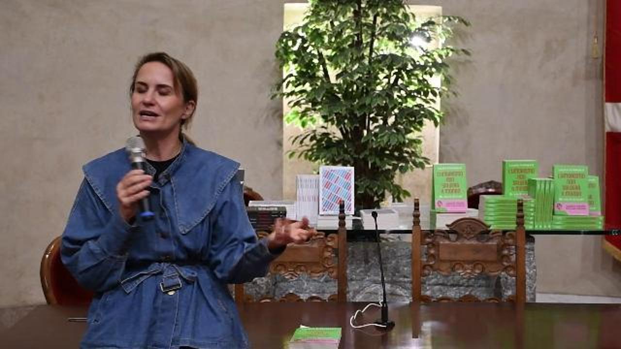 Il primo libro della regina della stand up Formenti: "L'umorismo non ...