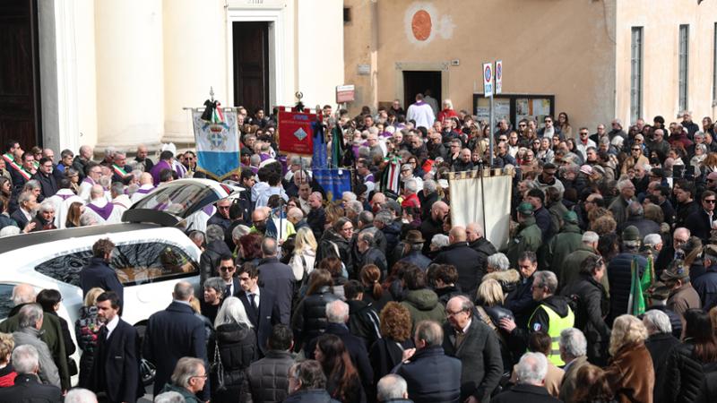 Una folla per l’ultimo saluto a don Vernetti: «Pastore buono legato ...