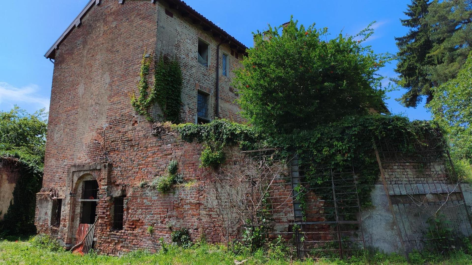 Incuria, vandalismi e degrado: il castello di Mirabello soffre - La ...