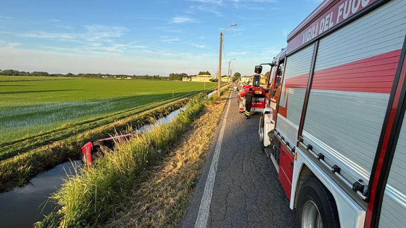 Mezzana Bigli, auto esce di strada e cade in un fosso: conducente in ...