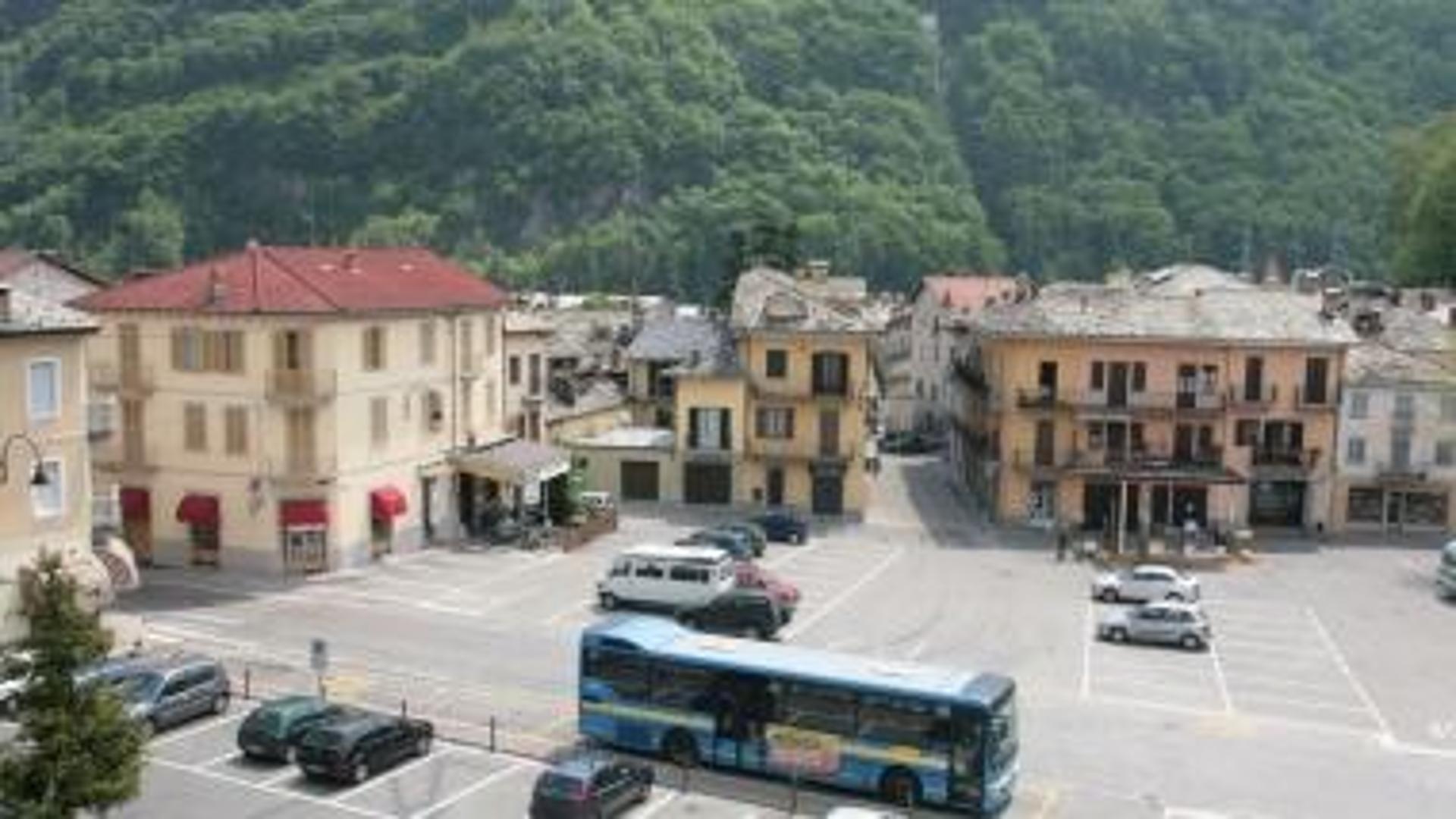 Pont Canavese, infuria la 'guerra' della piazza - La Sentinella del ...