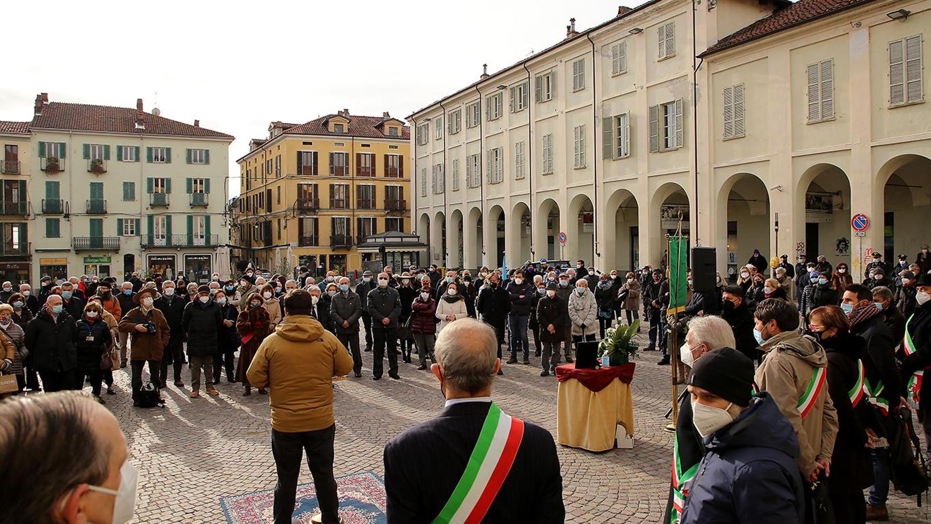 Sindaci, Spille d’oro e gli amici di una vita per l’addio in piazza a ...