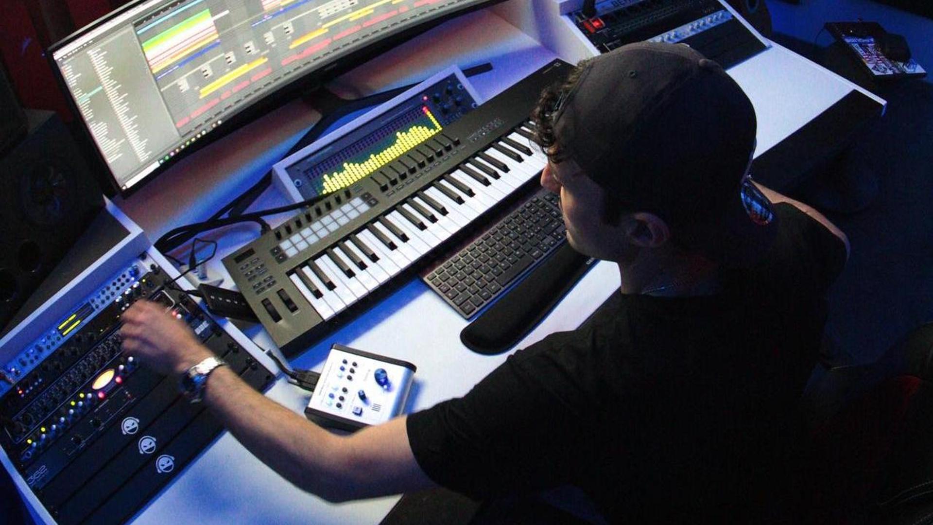 Lo stile unico e poliedrico del dj Alessandro Quara fa ballare Italia ...