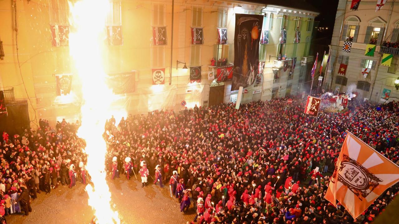 Carnevale di Ivrea, brucia lo scarlo in piazza di città - La Sentinella ...