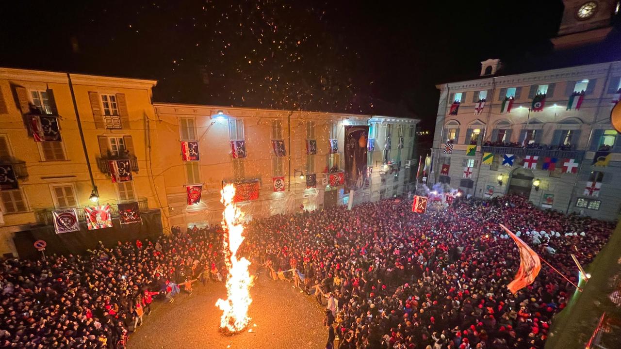 Carnevale di Ivrea, brucia lo scarlo in piazza di città - La Sentinella ...