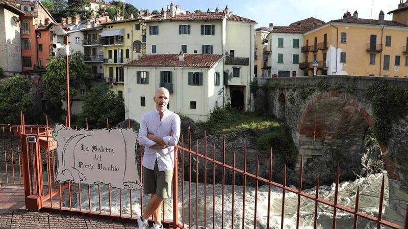 Andrea, l’uomo che vive sotto il Ponte vecchio a Ivrea: «Una casa con ...