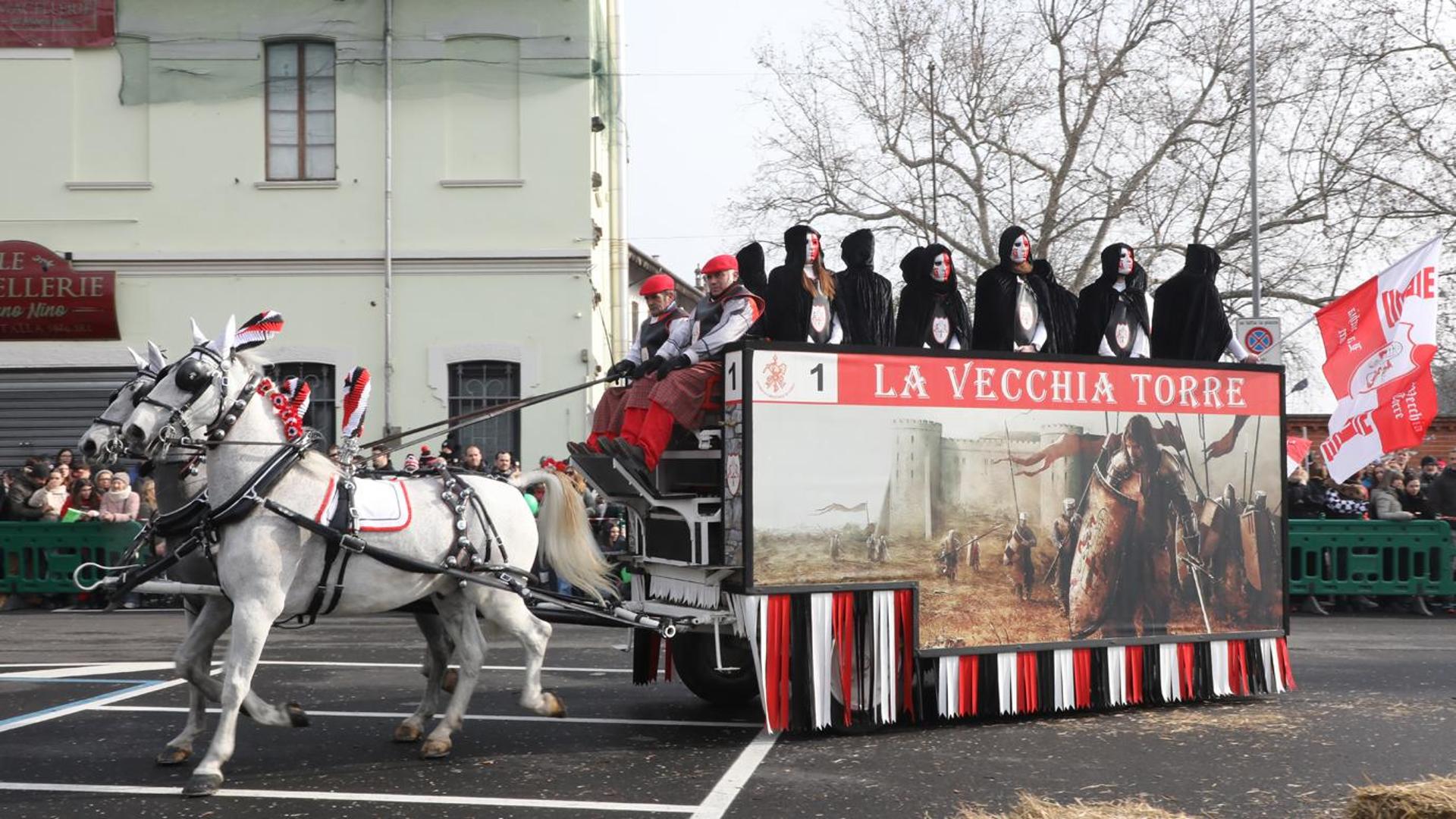 Lo spettacolo dei carri da getto, trentaquattro pariglie per il ...