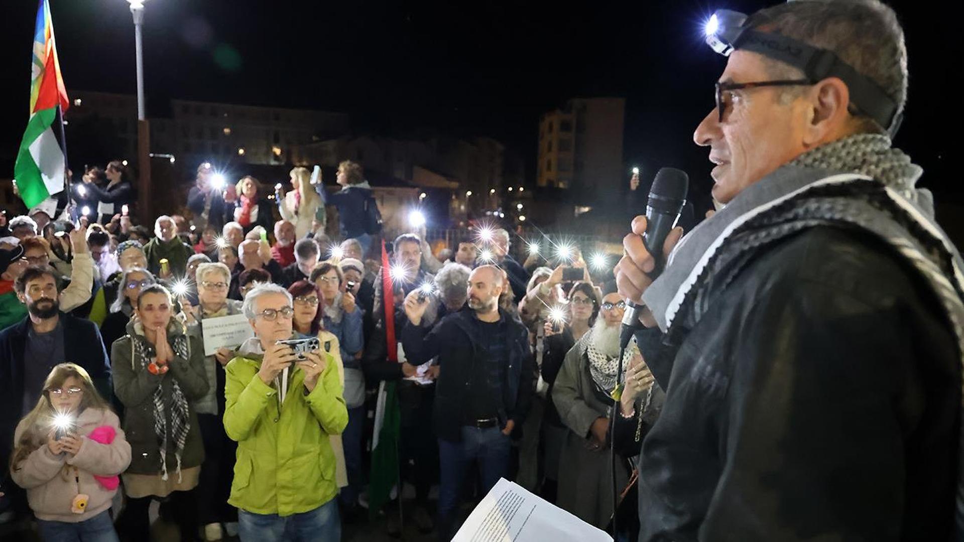 Masri presenta il libro Vendesi Croce per la campagna R1pud1a - La ...