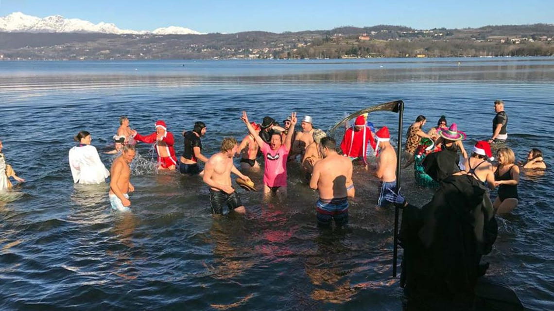 Le moto a Oropa e il coraggioso tuffo nel lago di Viverone: così i ...