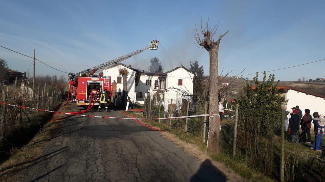Incendio distrugge il tetto di un cascinale: due famiglie evacuate - La ...
