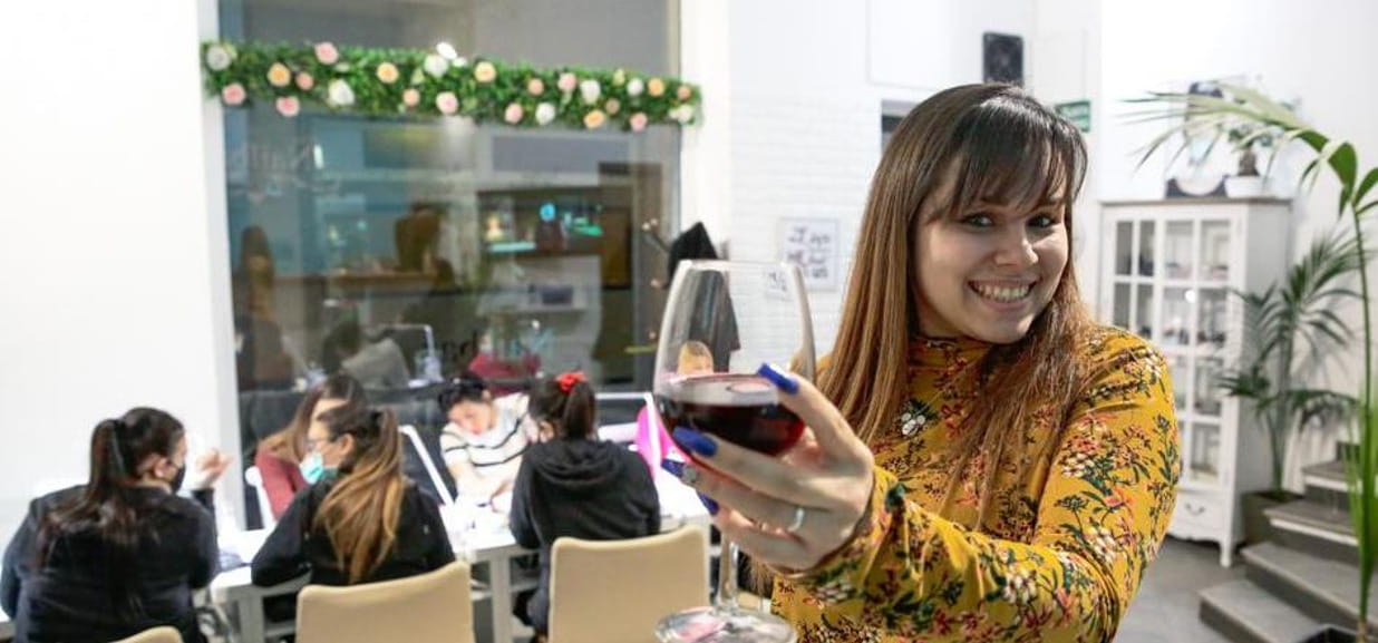 Unghie e un bicchier di vino, dal Venezuela al centro di Novara ecco il ...